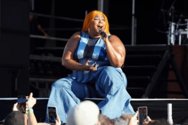 הרקדניות טוענות נגד הכוכבת: "הטרידה מינית" - סרוגים